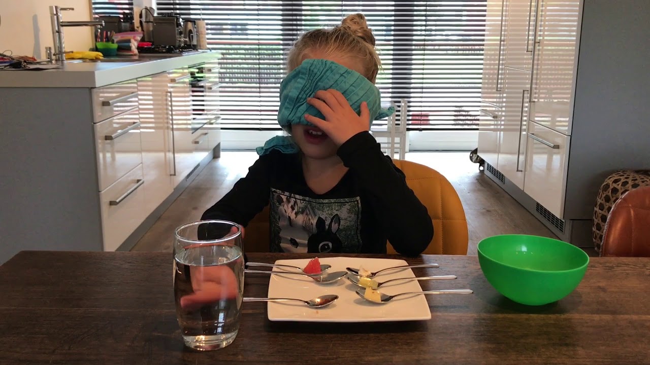 Geblinddoekt eten proeven - YouTube