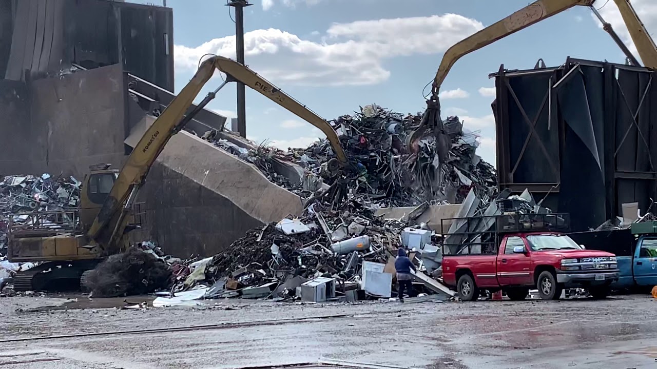 Scrap yard in action in Chicago - dump trucks & construction equipment ...