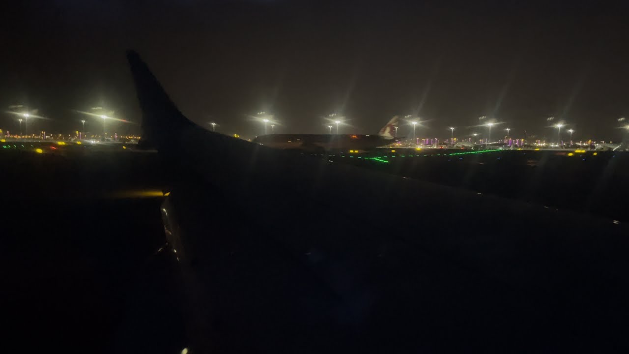 Qatar Airways Boeing 737 Max night landing in Doha, Qatar - YouTube