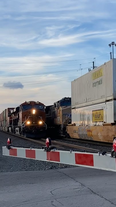 UP And BNSF intermodal meet at Pine Junction - YouTube