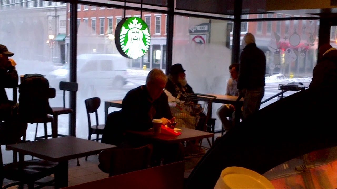 Secret Santa buys coffee for entire Starbucks - YouTube