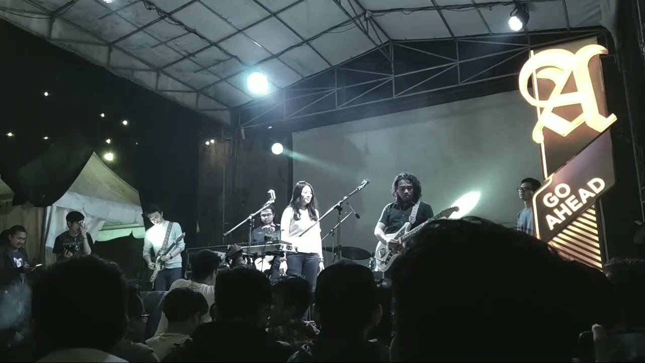 Danilla - Ada Di Sana at carnifolk 2nd anniversary Van Mila cafe ...