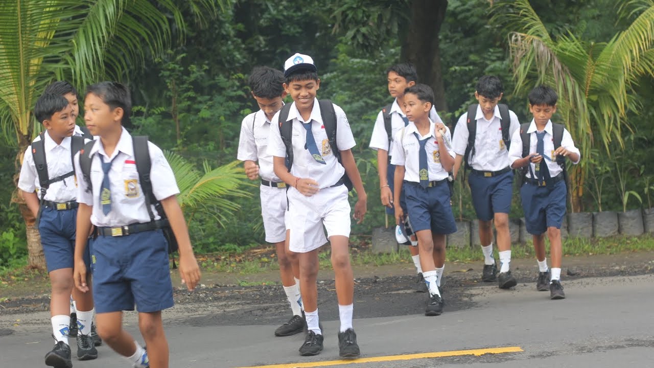 EPS 633SISWA SMP DISEBERANGKAN POLISI DI JALAN MENUJU SEKOLAH#shorts # ...