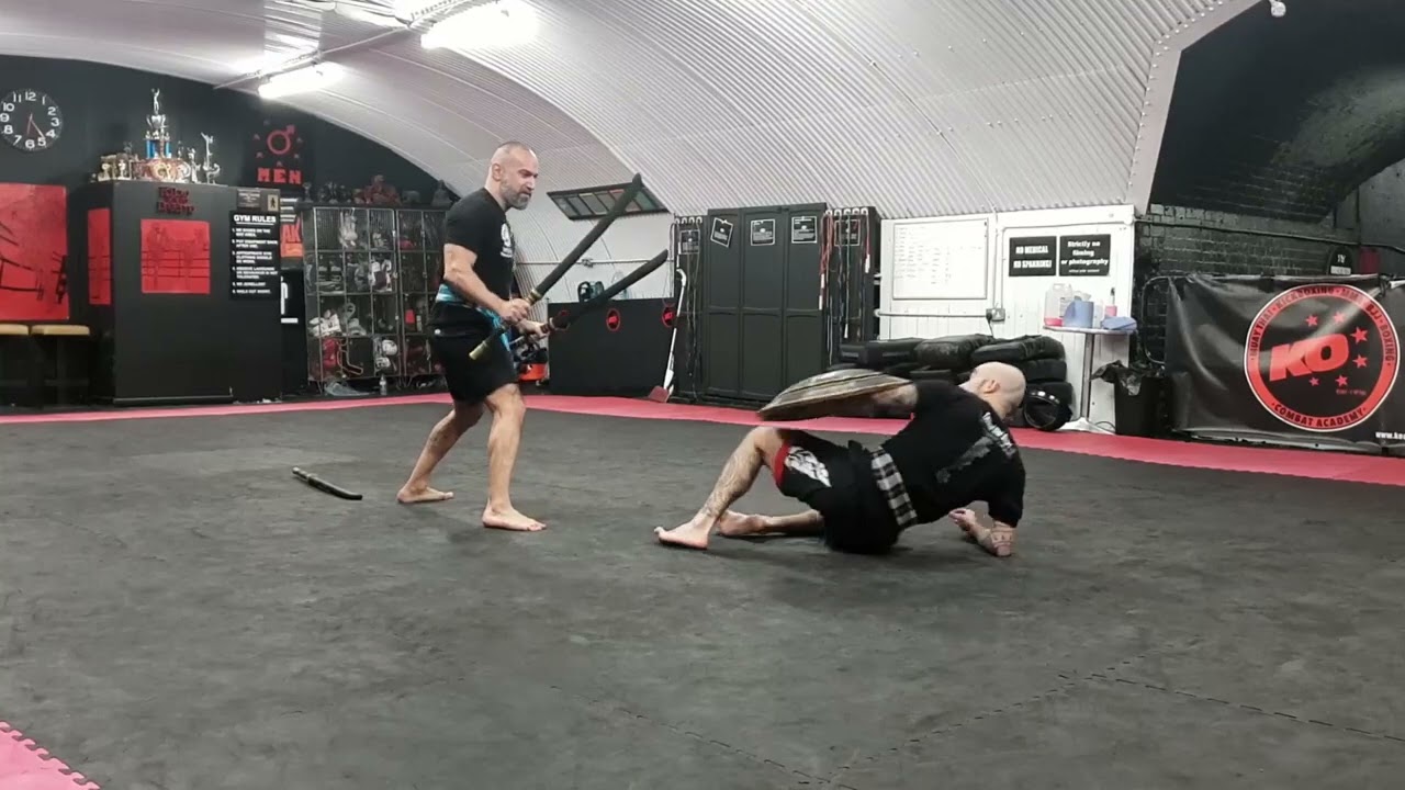 Krabi Krabong, 2 swords vs sword and shield - YouTube
