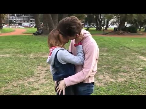 BESO O CACHETADA EXTREMA / BESANDO DESCONOCIDAS