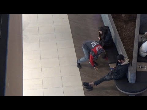 AVM İçinde Telefonunu Düşürüp Takla Atan Parkourcu'ya İnsanların Tepkisi