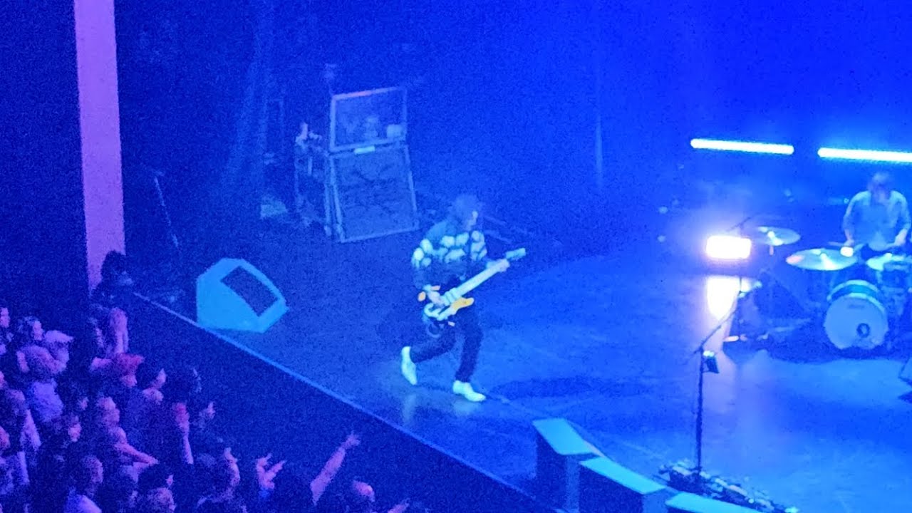 Jack White - "Dead Leaves And The Dirty Ground" Live in Sacramento ...