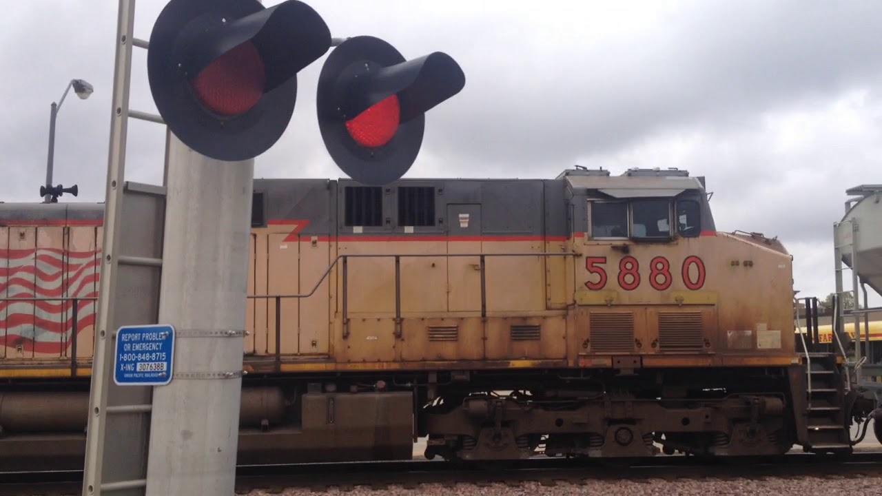 Plymouth Street railroad crossing, UP 7100 Manifest, Le Mars, IA - YouTube