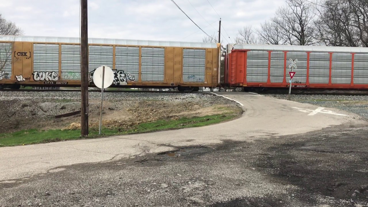 Two train meet at Walton KY - YouTube