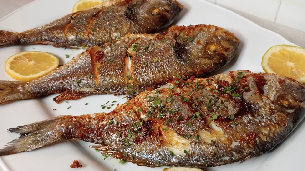 Peshk i pjekur ne tigan/pesce in padella - YouTube