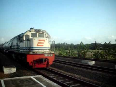 Kereta Api BBM passing stasiun Jenar (2).flv - YouTube