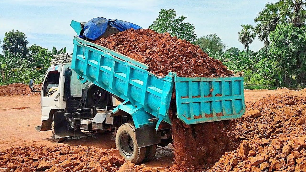 Dump Truk//Mobil Truk Tanah Isuzu Macan Bongkar Muatan Tanah Timbunan ...