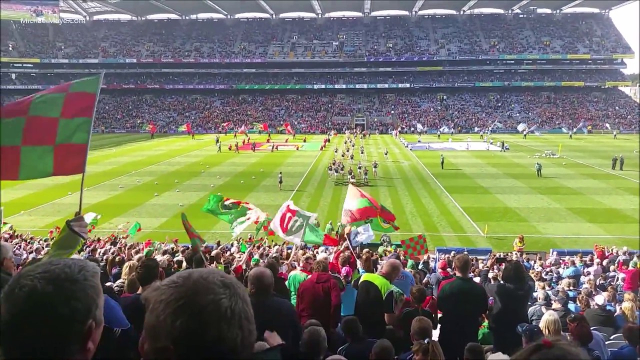 Mayo Fans Greeting Mayo Team at All Ireland Final 2017 - YouTube