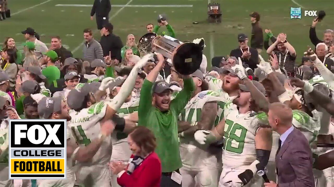 Oregon Ducks hoist the trophy after defeating UNC to win the Holiday ...