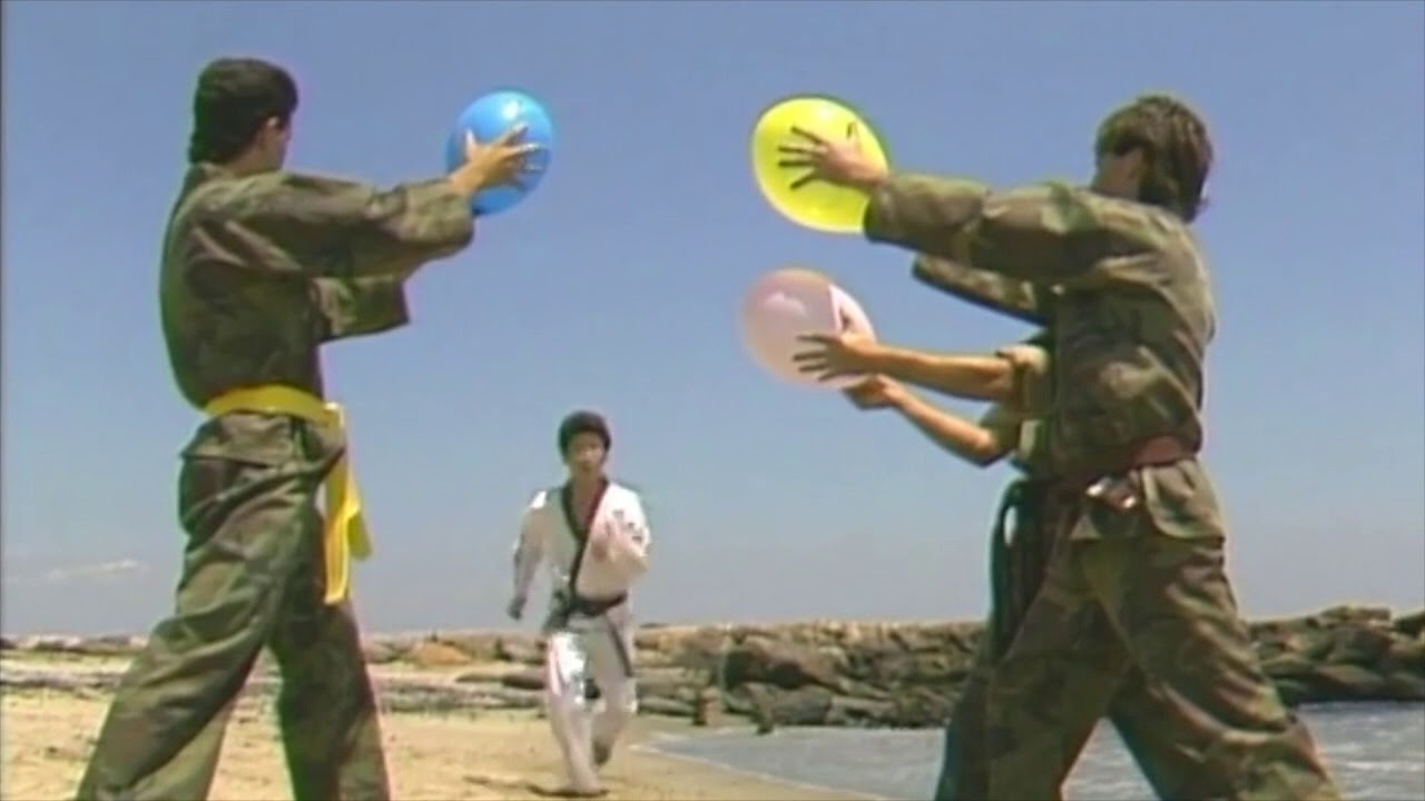 AMAZING DOUBLE FLYING SIDE KICKS AND ROUNDHOUSE KICK IN THE MID-AIR ...