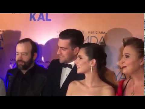 YANIMDA KAL FİLM GALA (ÇAĞLAR ERTUĞRUL VE MERİÇ ARAL KAMERA KARŞISINDA)