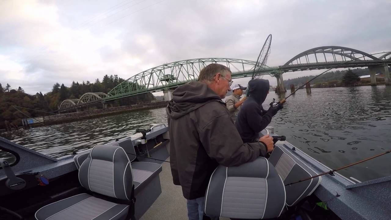 Colby slaying salmon on the Umpqua River - YouTube