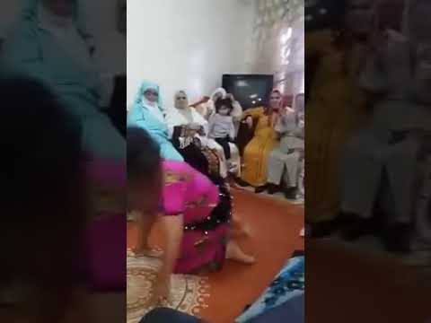 Kıvrak dans figürleri sergileyen abla