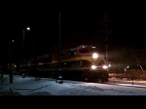 KCS 4703 leads 285 at Northbrook, IL - YouTube