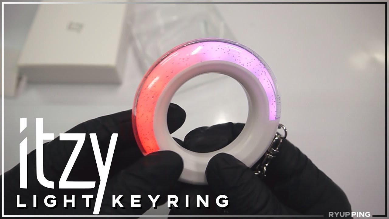 ITZY OFFICIAL LIGHT KEYRING UNBOXING - YouTube