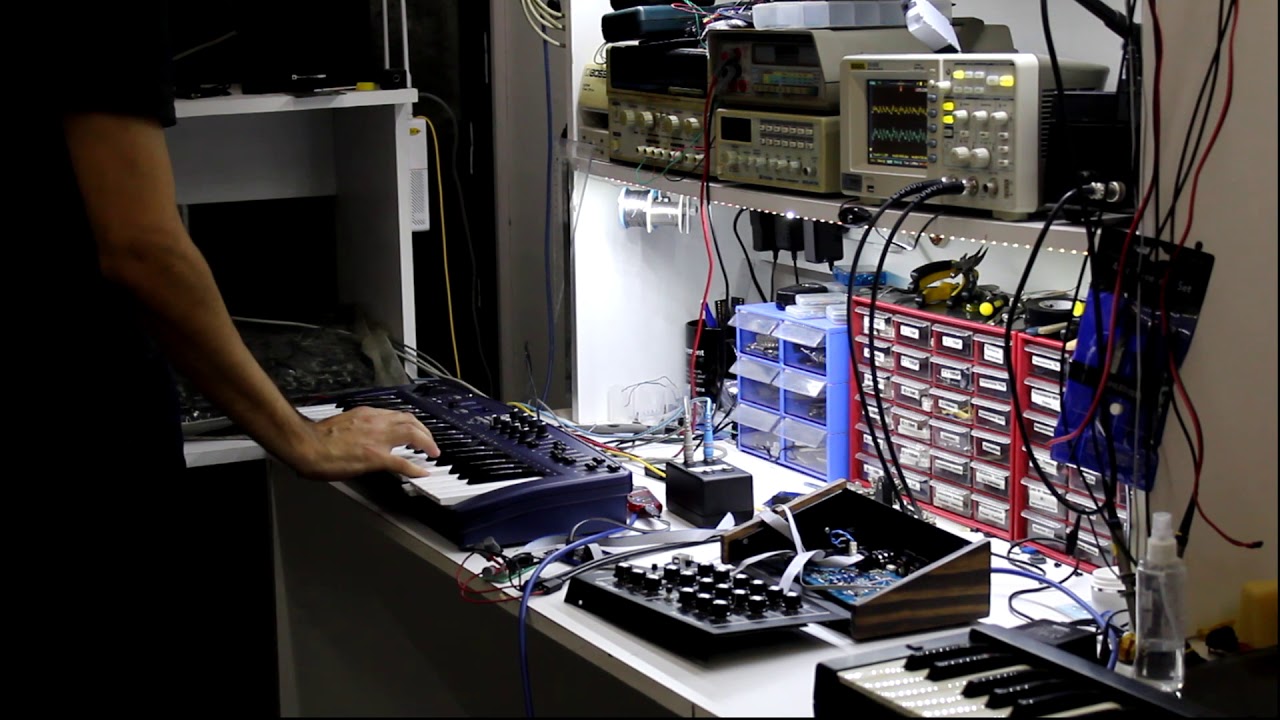Aquatarkus with new Apollo synth prototype - YouTube