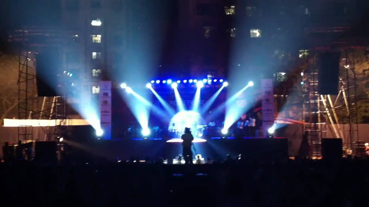 Vaishali Samant Live In Concert - YouTube