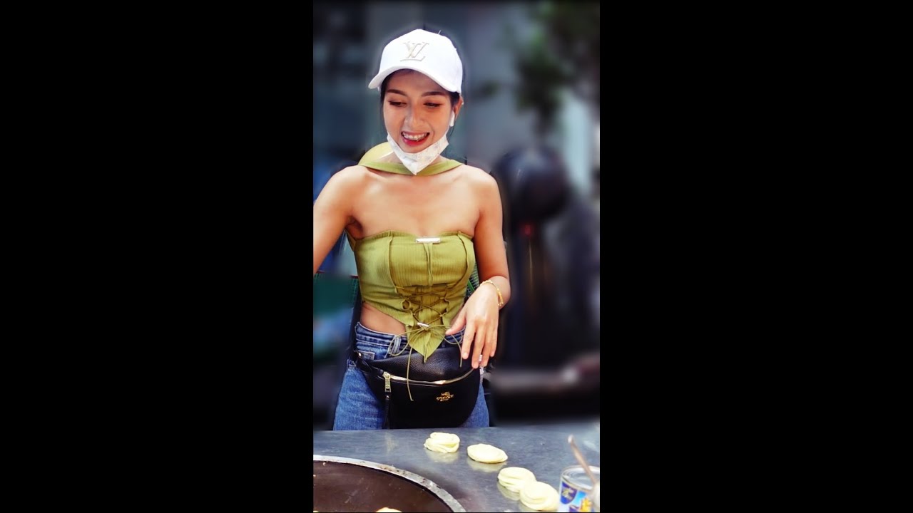 The most famous Roti Lady in Silom road Bangkok street food Thailand ...