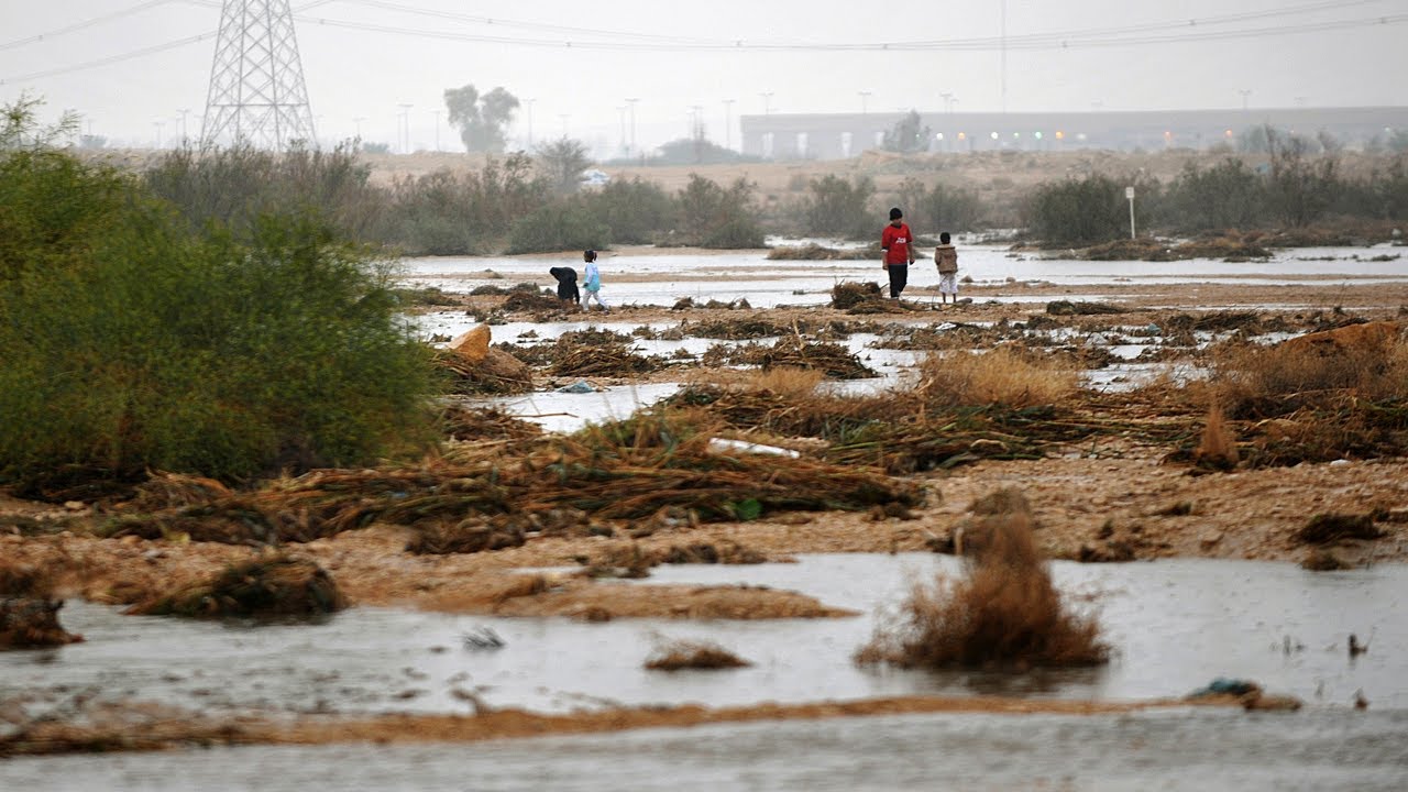 Aerial images of flooded Wadi Al Rummah river valleys in Saudi Arabia ...