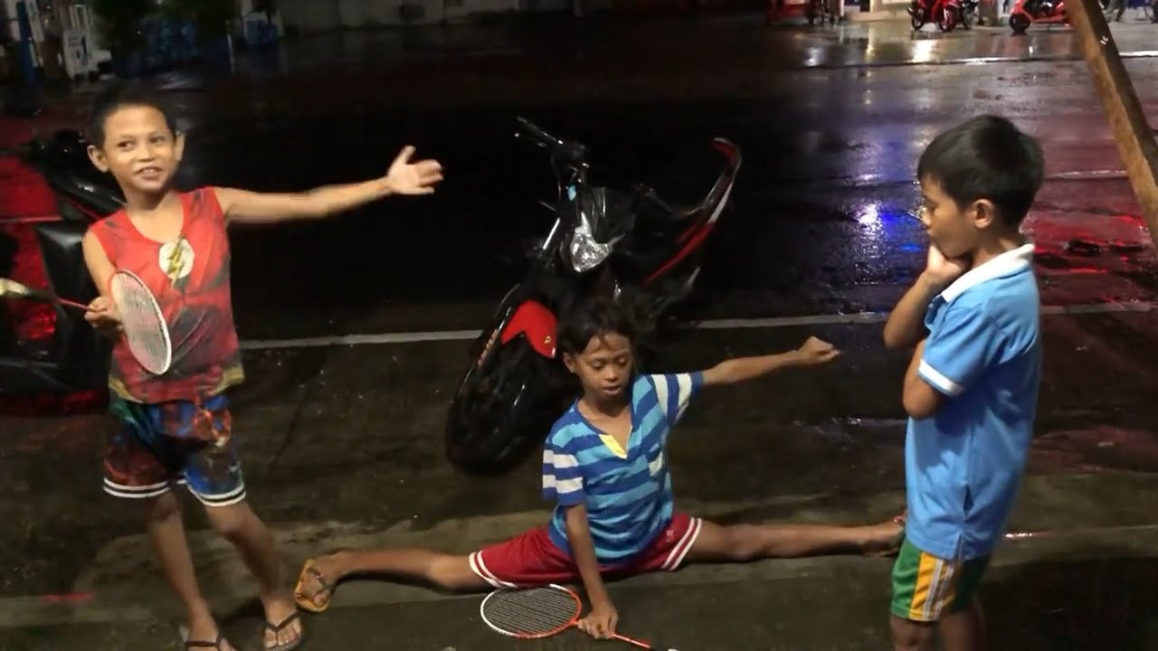2 bata sa CamNorte, badminton racket ang gamit sa pangangaroling - YouTube