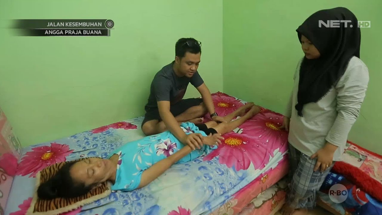 Haru!! Meski Merawat Ibunya yang Sedang Sakit Anak Ini Tetap Semangat - YouTube