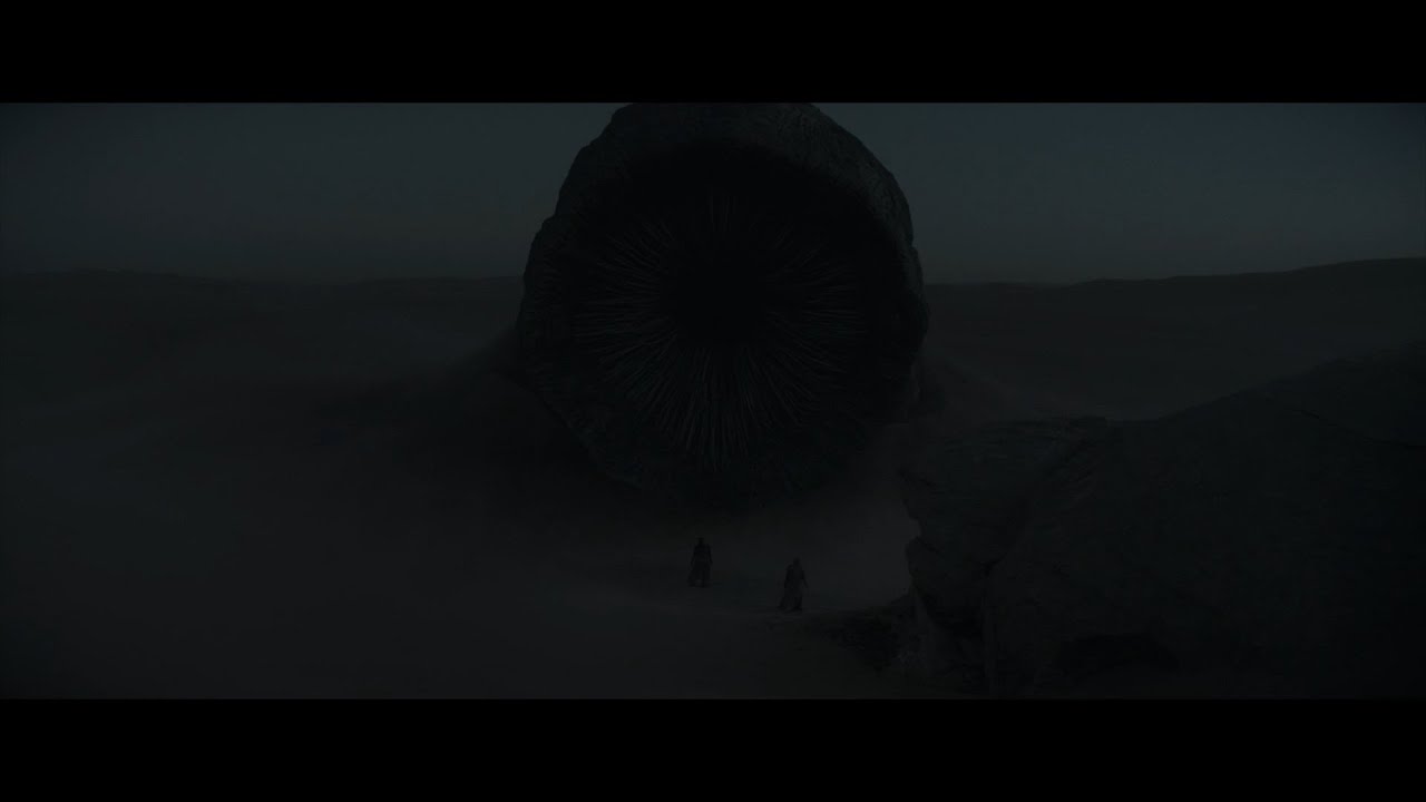 Dune (2021): The sandworm chases Paul Atreides and Jessica for fun ...