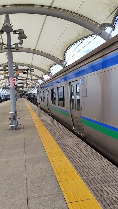 2社の車両が併結運転(仙台空港鉄道SAT721系+JR東日本E721系500番台·仙台空港駅発車) - YouTube