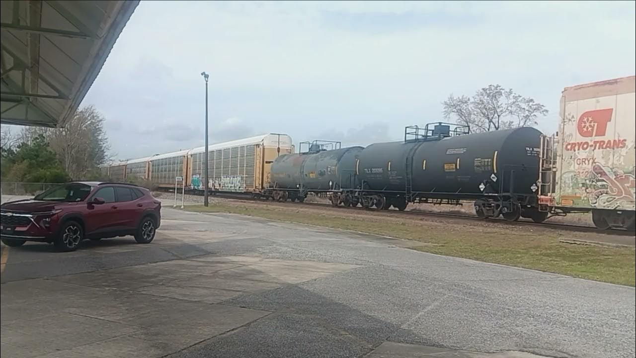 Gevo/SD70.UP 8066 and UP 4104 lead a 2x0 UP EB slow manifest through Lake charles- elephant ...