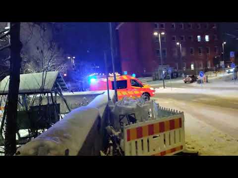 Tampereen keskuspaloasema,päivystävän palomestarin johtoauto P32 lähtee ...