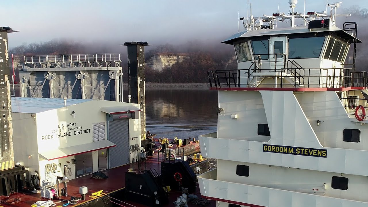 The USACE Towboat GORDON M. STEVENS Pushing New Lock Gates for Lock 22 ...