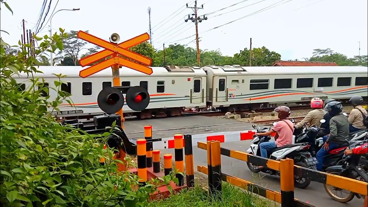 palang pintu perlintasan kereta api || railroad crossing 2024 || KA ...