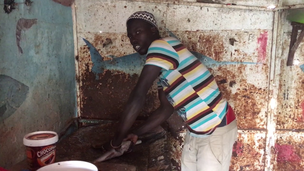 Saly (Sénégal) – Écailler et préparer le Thiof Poissonnerie Keur ...