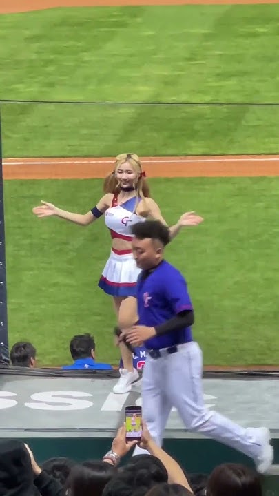 20230305 WBC官辦熱身賽/中華vs中信兄弟/秀秀子 鄭宗哲應援曲/台中洲際棒球場 - YouTube