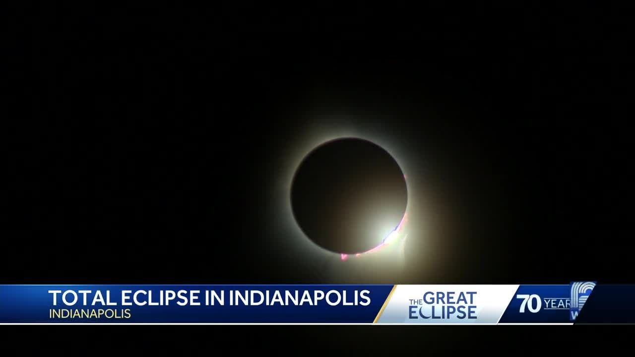 Crowd gathers for total eclipse in Indianapolis - YouTube