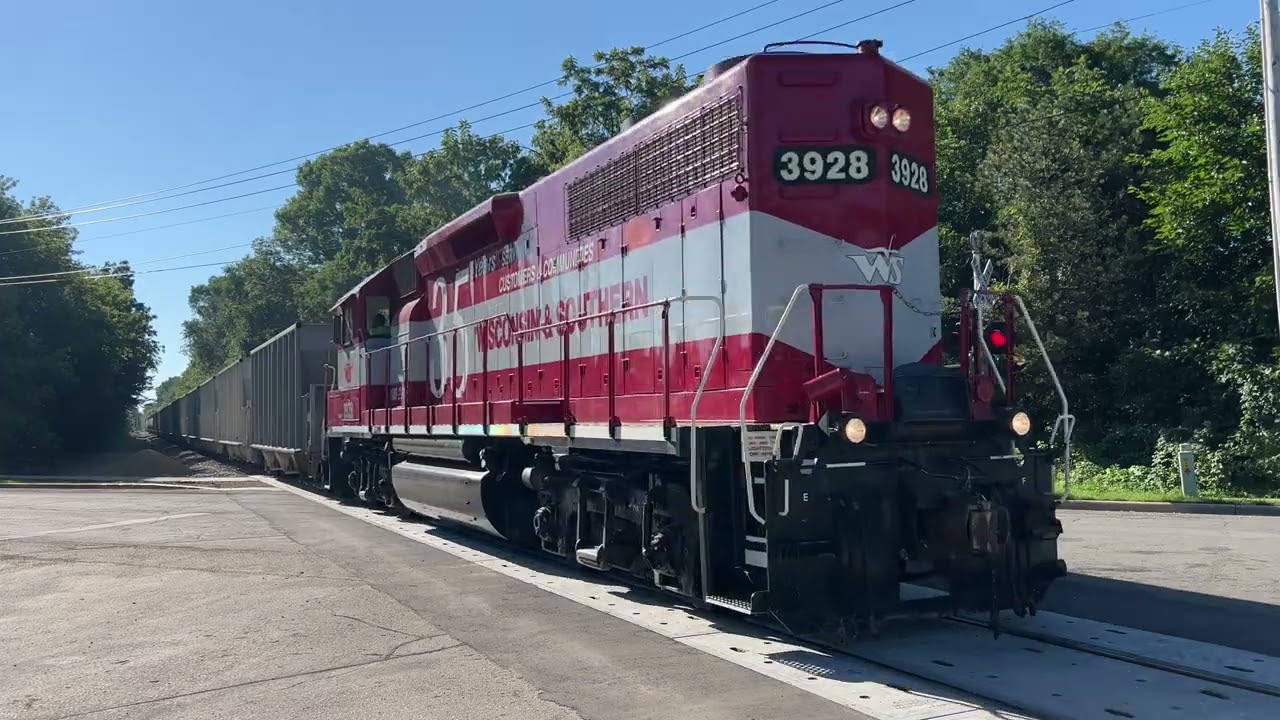 WAMX 3928 leads L465 over rough joints in Middleton, WI - YouTube