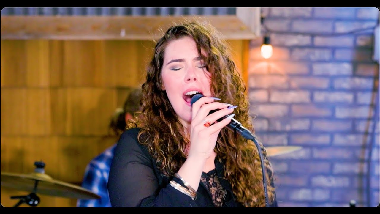 Trained Opera singer sings Back to Black by Amy Winehouse LIVE - YouTube