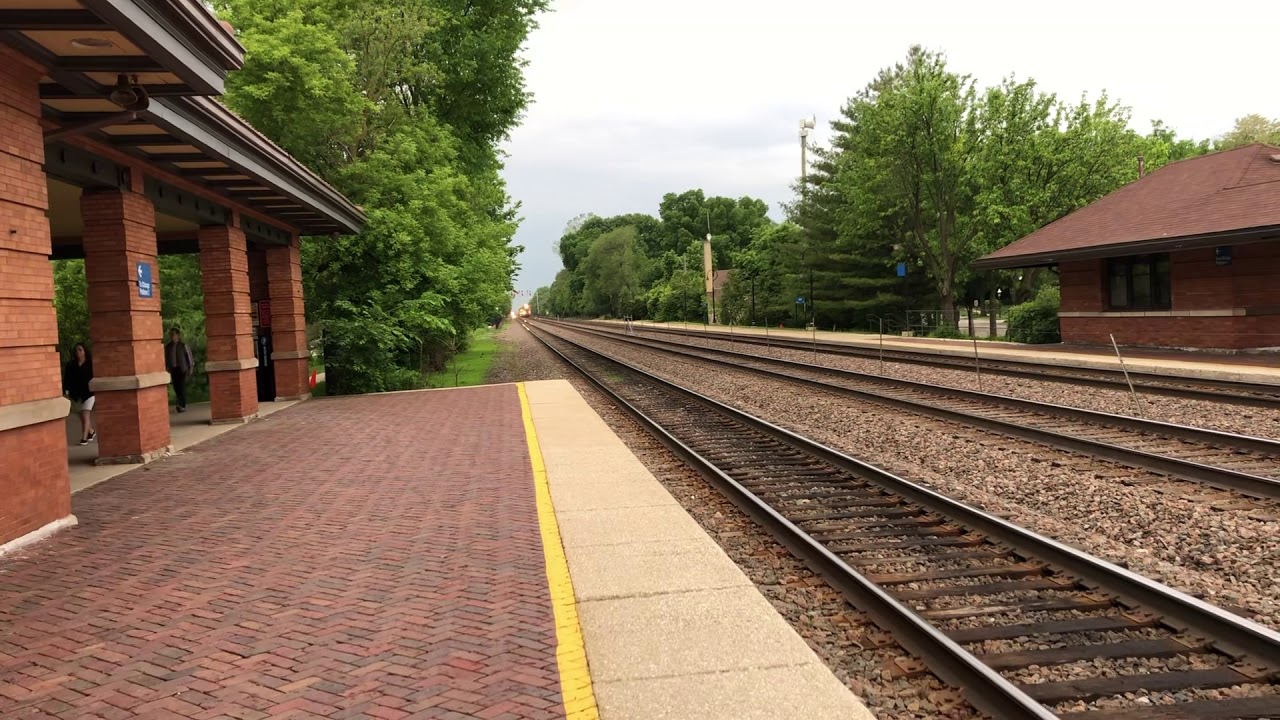 Inbound Metra 190 Express and Inbound Metra 189 Meets Outbound Metra ...