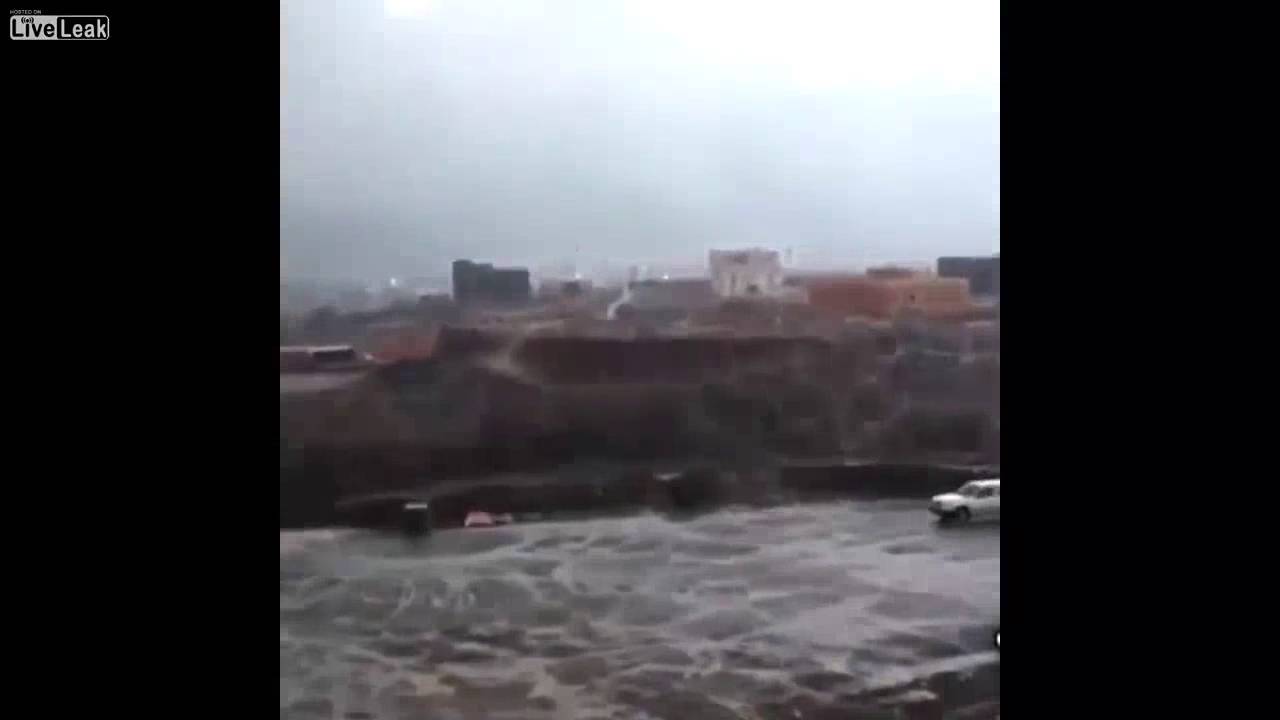 [AWESOME STRIKE] Lightning strikes a building in Saudi Arabia - YouTube