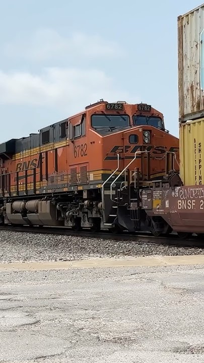 Two DPUs power BNSF Stack train! #bnsftrains #bnsfrailway #bnsf - YouTube