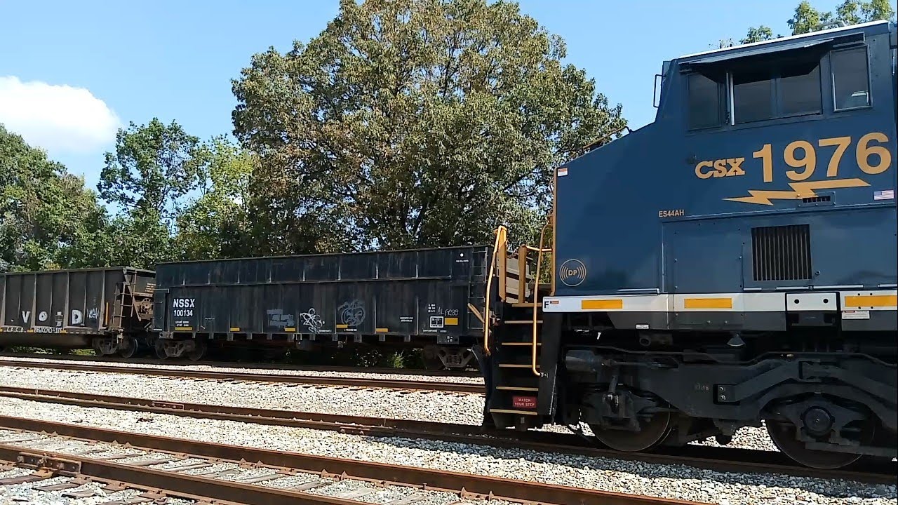 CSX 95 moving 6 cars passing csx 1976 in Kingsport, TN - YouTube