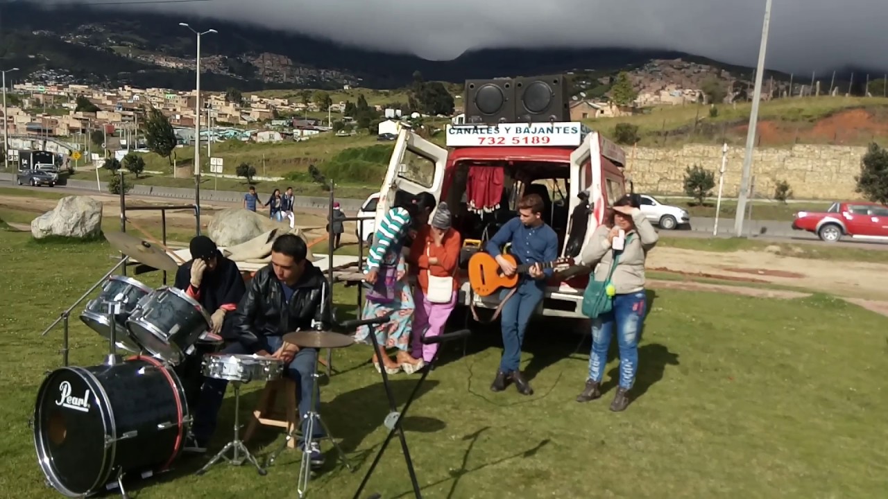 Predicando en los parque de Bogotá - YouTube