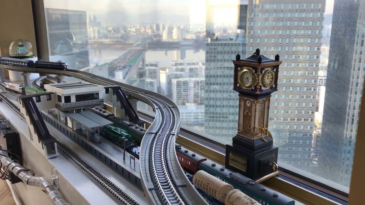 Model railway on window side 아파트 창틀의 모형철도 - YouTube
