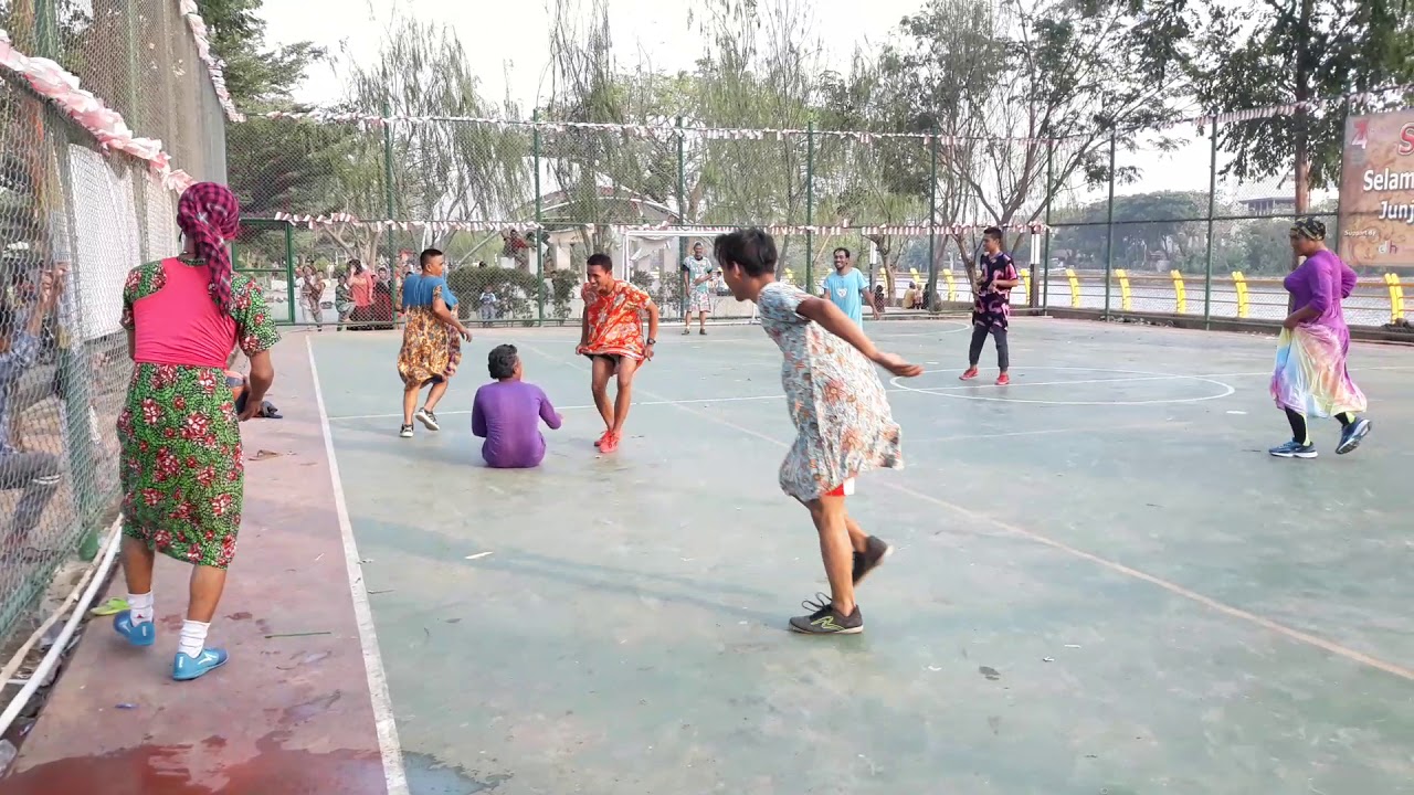 Lomba futsal bapak-bapak pakaian daster😂Ngakak gaes - YouTube