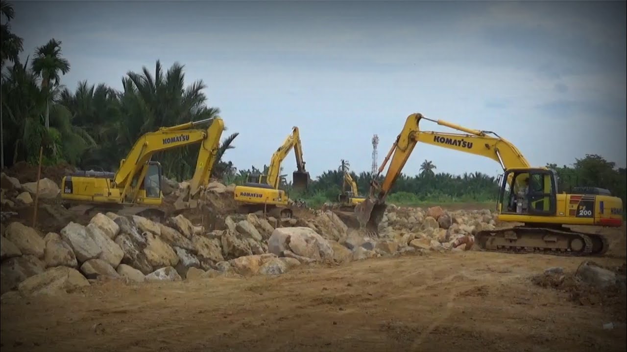 4 Excavator Komatsu PC200 di Bantaran Sungai, Pemasangan Kontruksi Batu ...