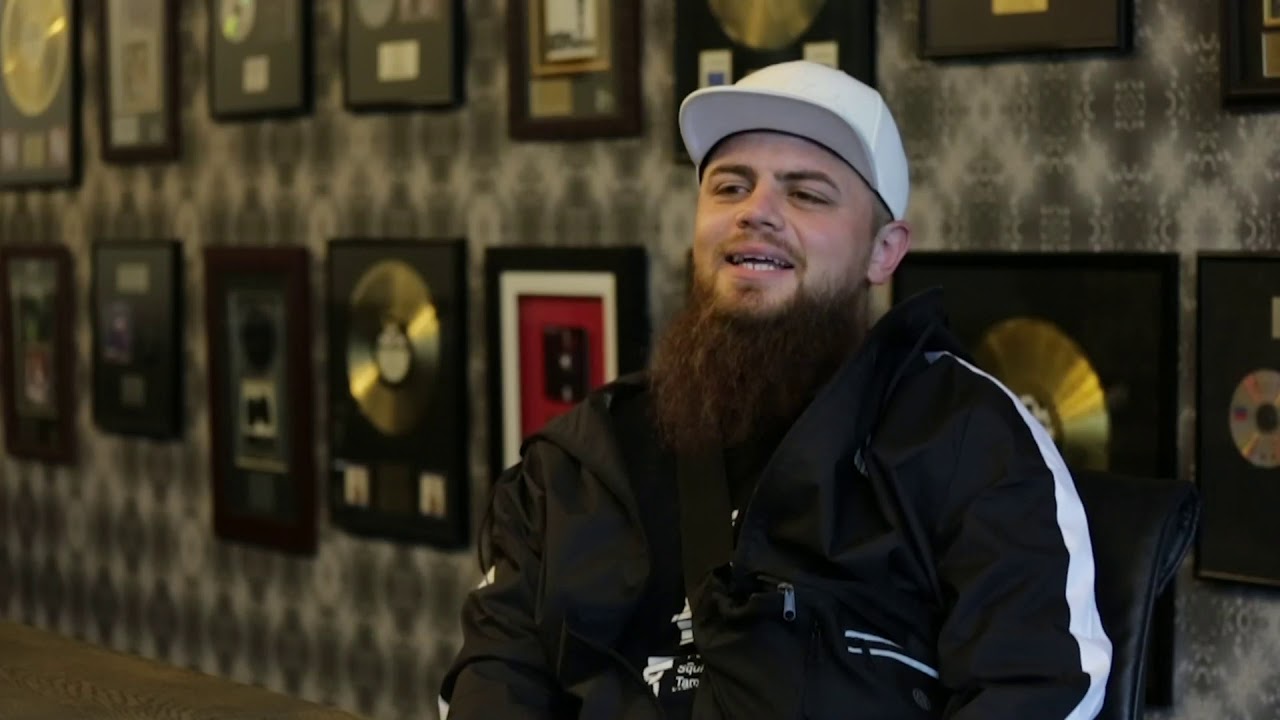 Loufi performs 'Baas Vannie Plaas" en "Wit Skoene" - YouTube